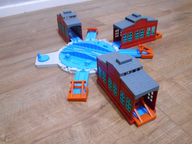 TOMY TRACKMASTER THOMAS The Tank Engine turntable engine sheds buffers ...