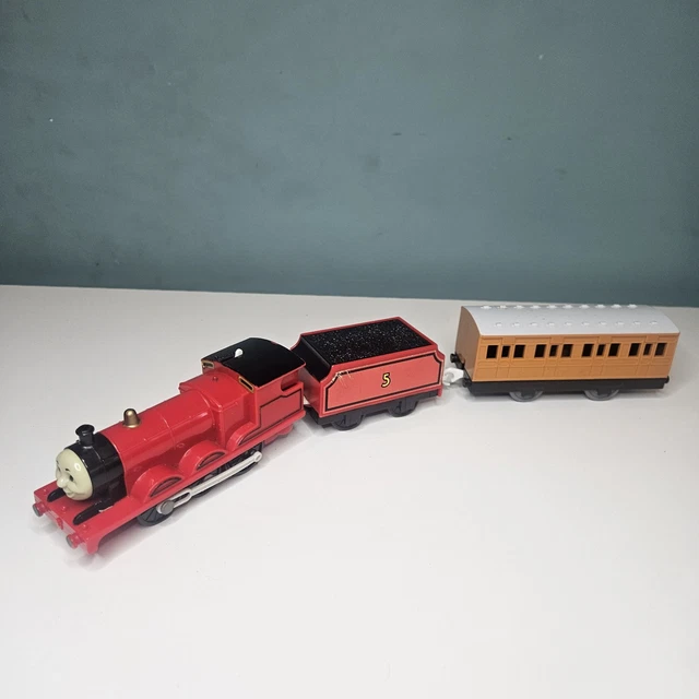 TOMY TRACKMASTER THOMAS The Tank Engine Battery Train James Tender ...