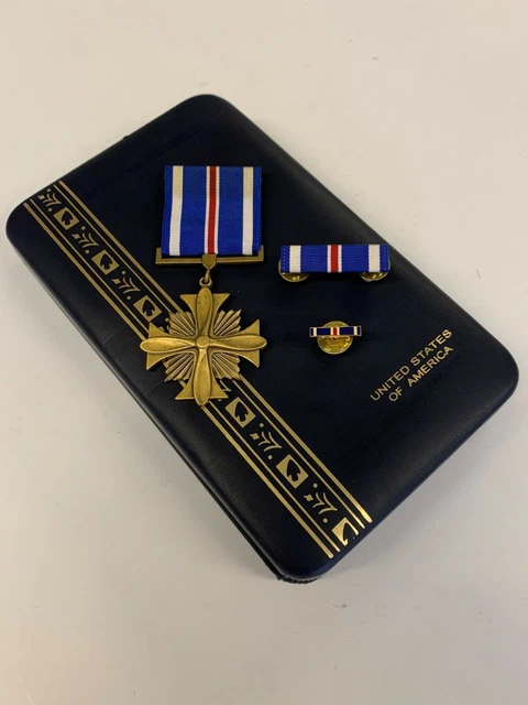 GENUINE AMERICAN USAF Dist. Flying Cross full sized cased set with ...