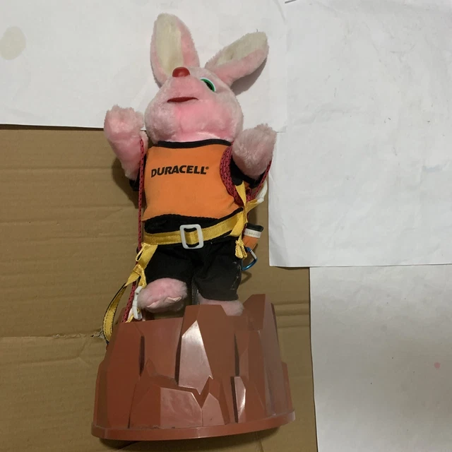 VINTAGE DURACELL MOUNTAIN Rock Climbing Mechanical Bunny Rabbit working ...