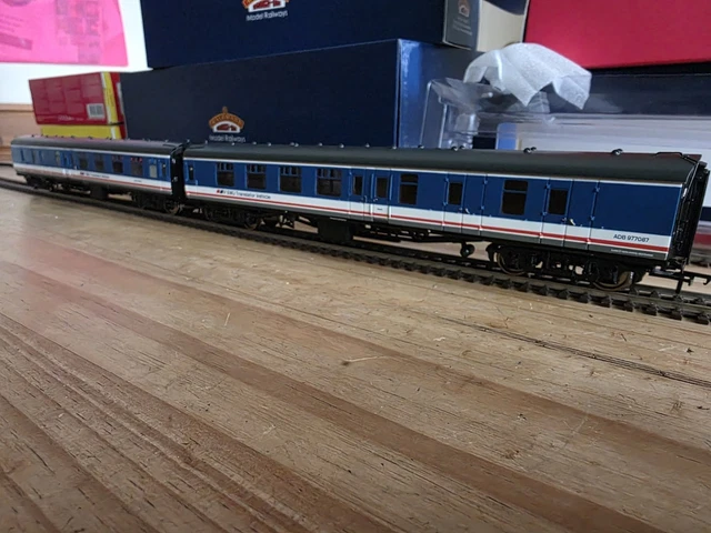 BACHMANN 39-001X OO Gauge Mk1 Coach Pack NSE EMU Translator Vehicle £83 ...