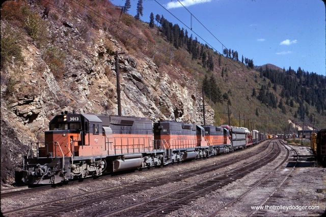MILWAUKEE ROAD DIESEL EMD SD40-2 Loco #3013 1973 35 mm diapositive ...