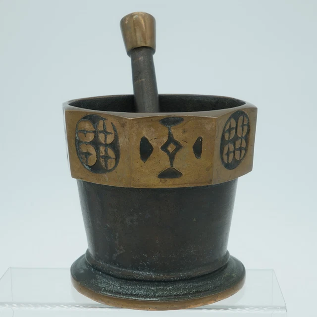 MORTIER ET PILON en bronze des années 60 signature a identifier EUR 145 ...