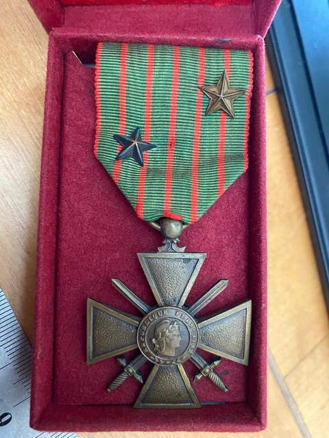 ORIGINAL WW1 FRENCH Croix de Guerre - 1914-15 with Stars in Display Box ...