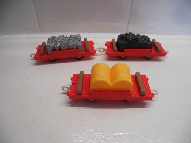 TOMY TRACKMASTER THOMAS the tank engine train set flatbeds and cargo £7 ...