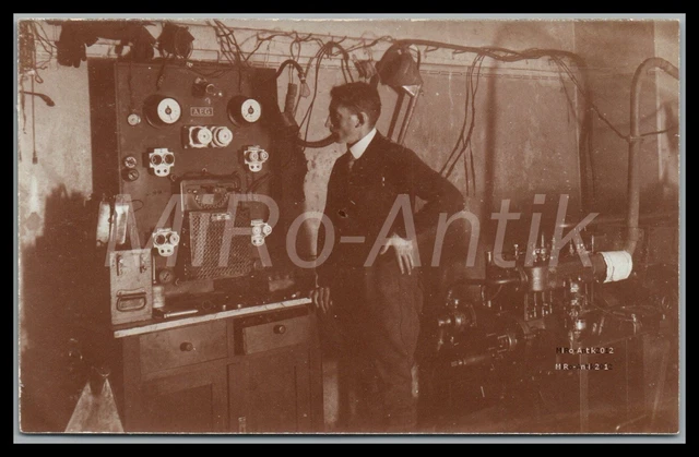 FOTO, NACHL. FLIEGERING.PELLETIER, Pelletier am AEG-Schaltschrank ...