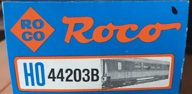 ROCO 44203B. 2ND Class passenger coach OBB. HO SCALE 'NEW' (d1/2) £17. ...