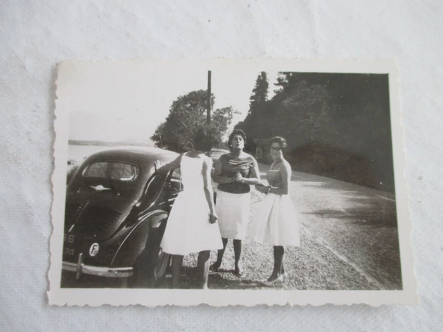 PHOTOGRAPHIE 6X9 CM trois dames à coté d'une vielle voiture EUR 4,95 ...