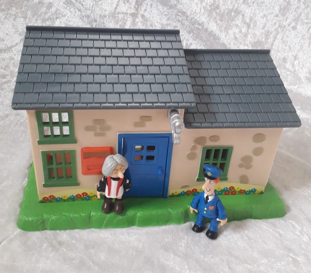 POSTMAN PAT GREENDALE Post Office House Playset with Mrs Goggins & Pat ...