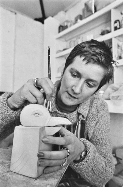 BRITISH CERAMIC ARTIST Alison Britton works on head of a bird 1970s OLD ...