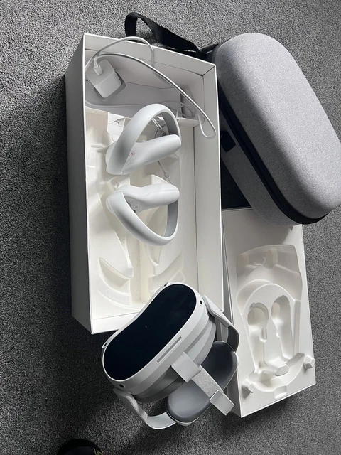 PICO 4 ALL In One VR Headset (256gb) Hardly used Complete With Box And ...
