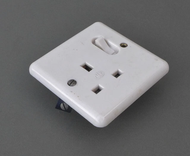 VINTAGE CREAM BAKELITE Flush Fitting Switched Electric Plug Wall Socket ...