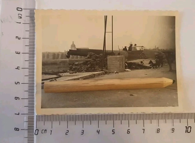 ORIGINAL FOTO KIRCHE Soldaten auf zerstörtem Flugzeug Airplan Beute EUR ...