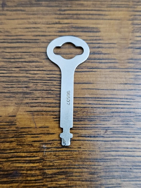 ORIGINAL SINGER SEWING Machine Genuine SIMANCO BENTWOOD COVER KEY 96507 ...