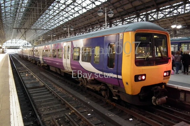 CLASS 323 323226, 3 car EMU, in debranded old Northern at Manchester ...