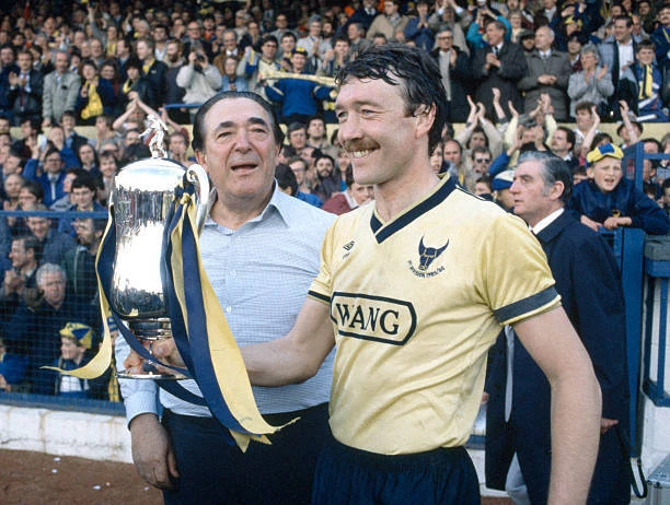 CHAIRMAN ROBERT MAXWELL and captain Malcolm Shotton of Oxford Uni - Old ...