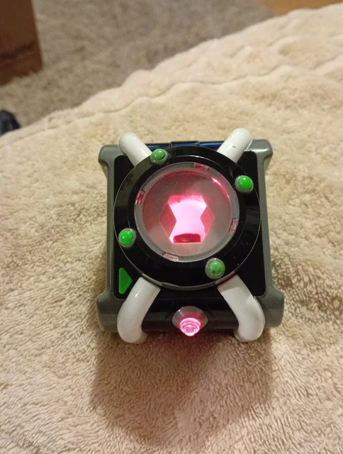 BEN 10 - Deluxe Ultimate Omnitrix Watch with Lights & Sounds ...