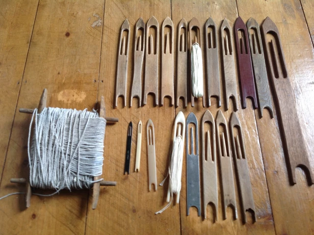 VINTAGE FISHING NET Repair Needles And A Fishling Line Wooden Plastic ...