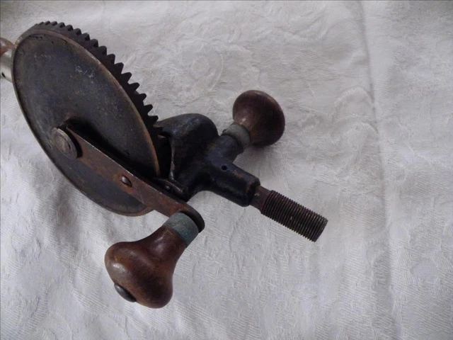 VINTAGE CHIGNOLE A bois manuelle ancêtre de la perceuse vieil outil ...