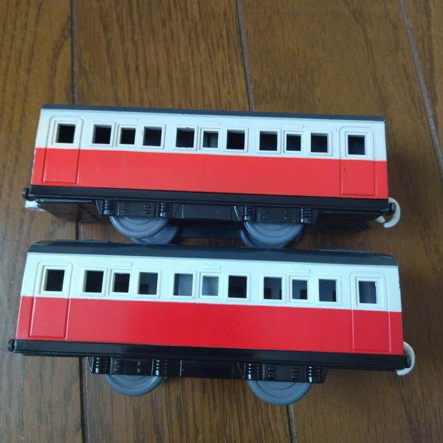 THOMAS AND FRIENDS 2 PCS RED Express Coach Passenger Tomy train £20.52 ...