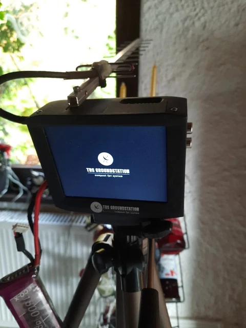 TBS GROUNDSTATION FPV 2.4Ghz LCD with YAGI Antenna + Tripod EUR 99,00 ...